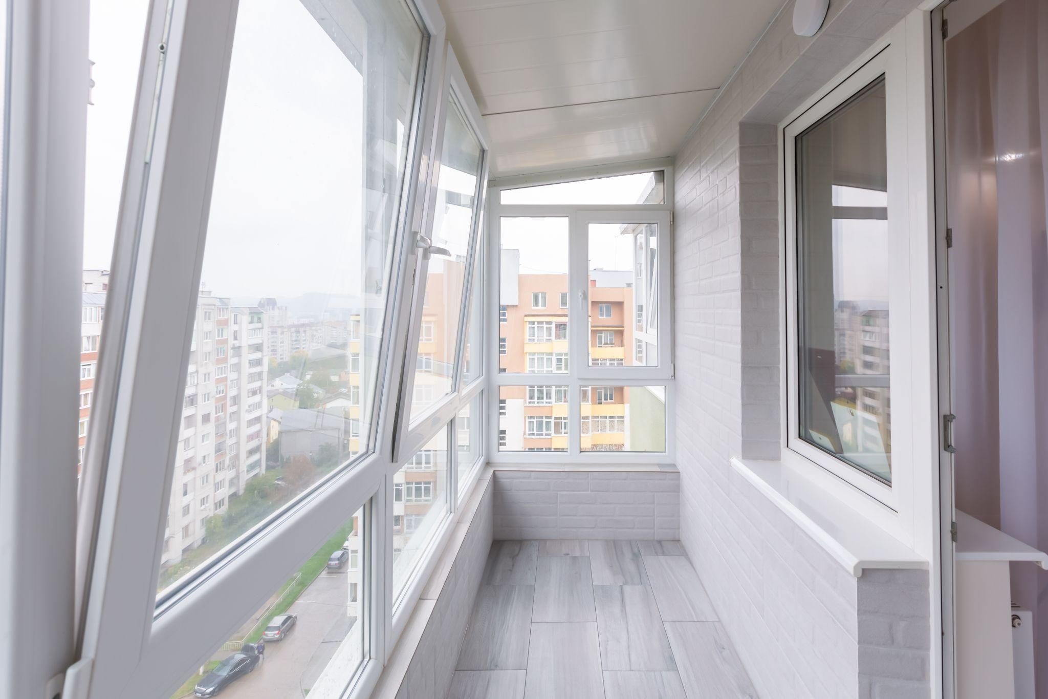 Inchiderea balconului: termopan vs. policarbonat
